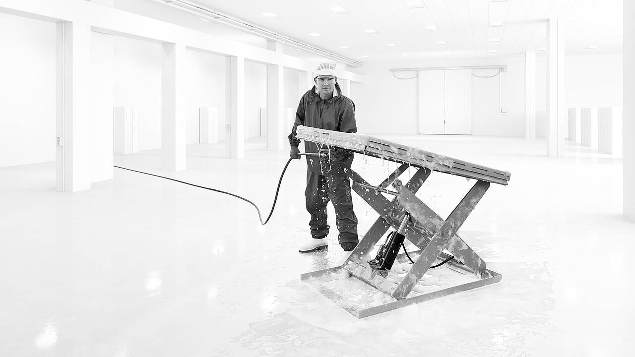 Scissor lift tables with closed platform in stainless steel: Mohn GmbH