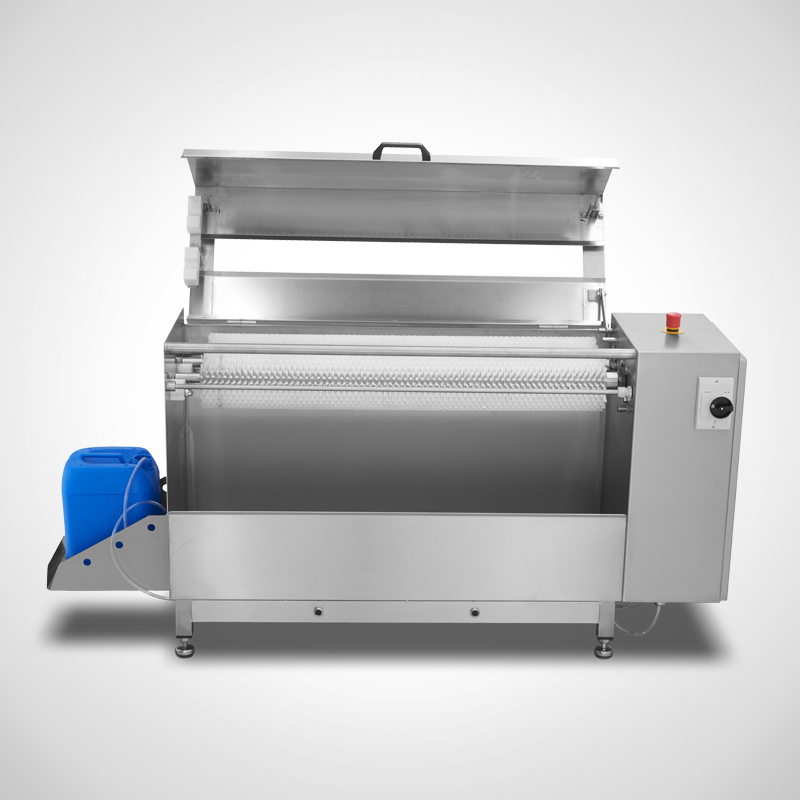 Apron cleaning with bruhes: Mohn GmbH