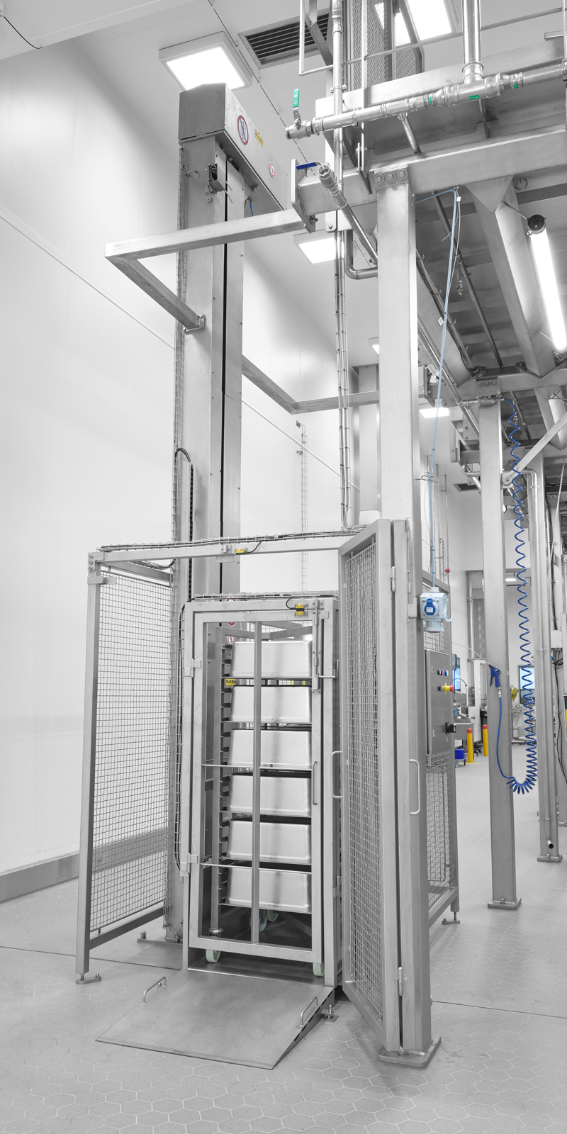 Platform lift for goods transport made of stainless steel: Mohn GmbH