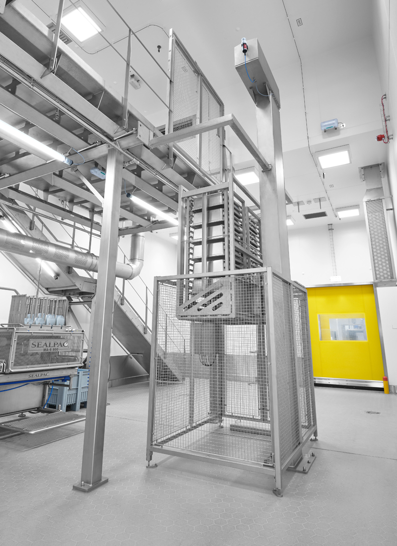 Platform lift for goods transport made of stainless steel: Mohn GmbH