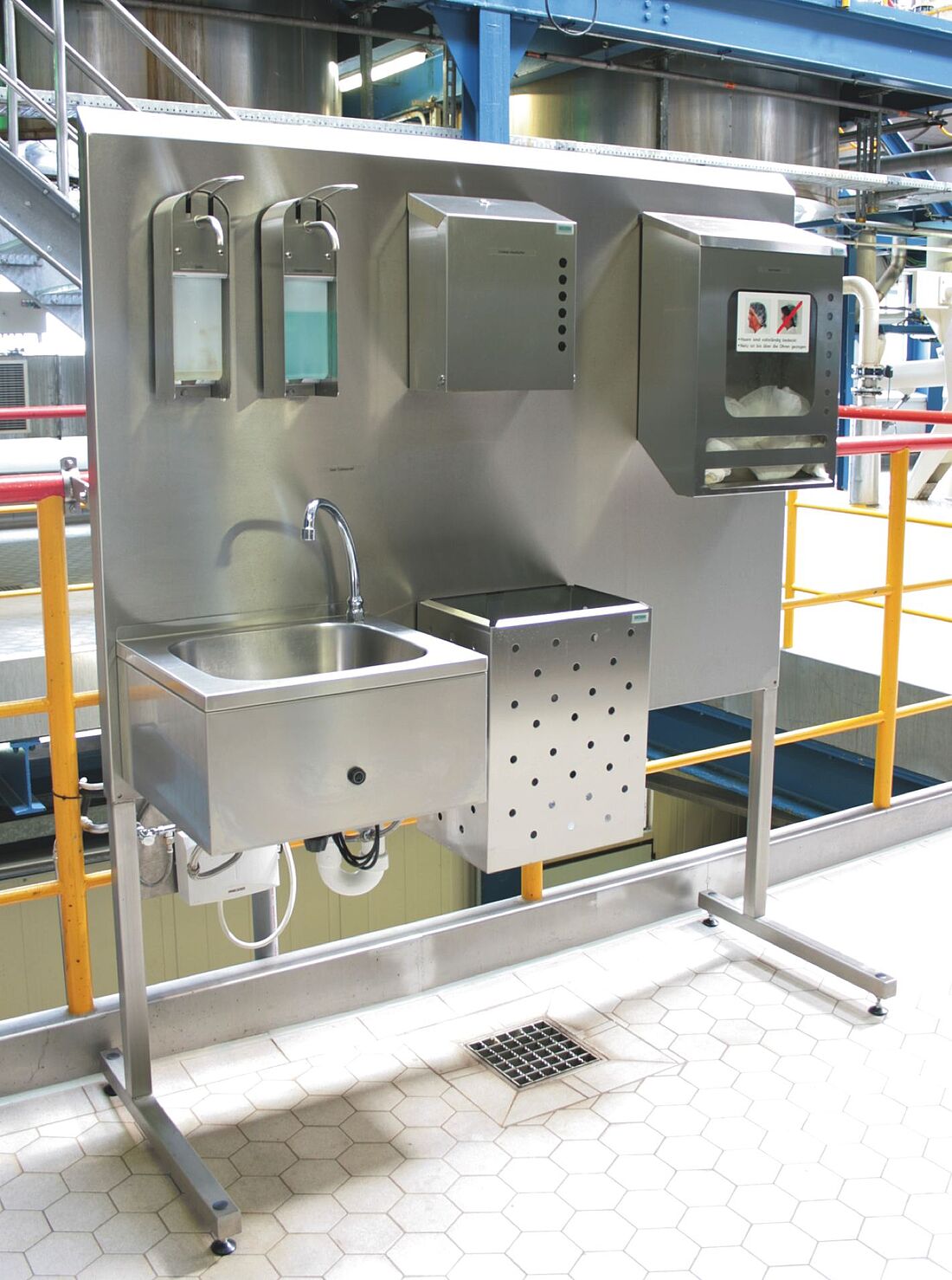 Hygiene walls with sole cleaning: Mohn GmbH